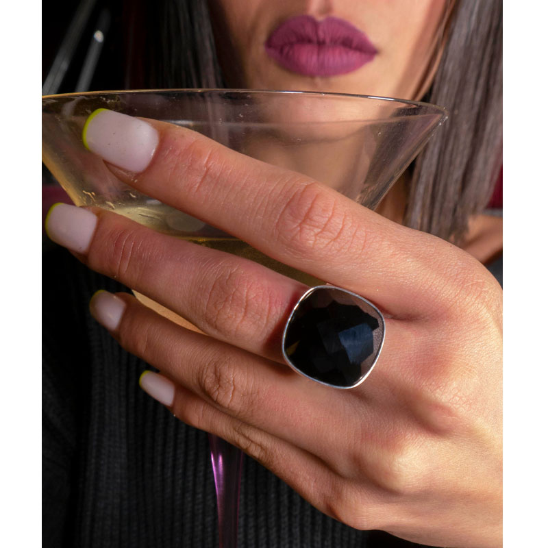 Χειροποίητο ασημένιο τετράγωνο δαχτυλίδι με μαύρο όνυχα ταγιέ